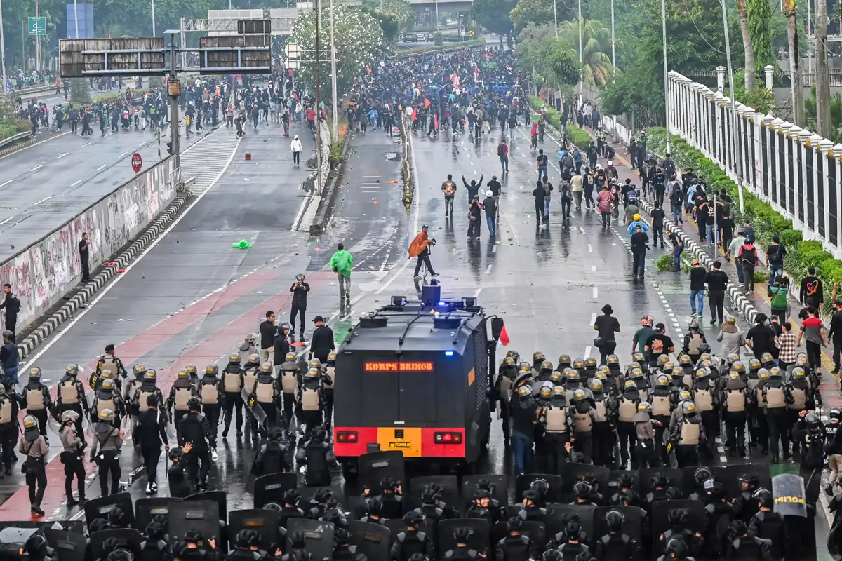 Kenapa Asuransi Huru-Hara Penting? Pelajaran Berharga dari Kerusuhan Agustus 2025 – LigaAsuransi