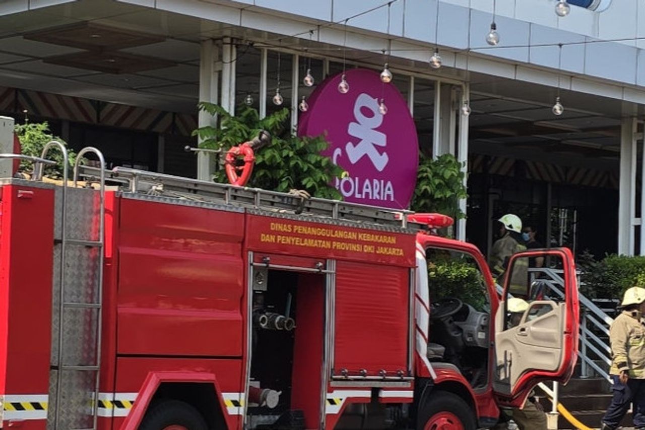 The kitchen of the Solaria Restaurant in Ciplaz Klender catches fire ...